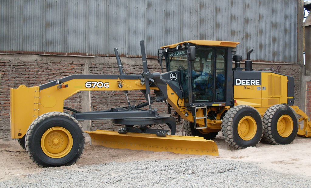 John Deere 670G: Historia y características